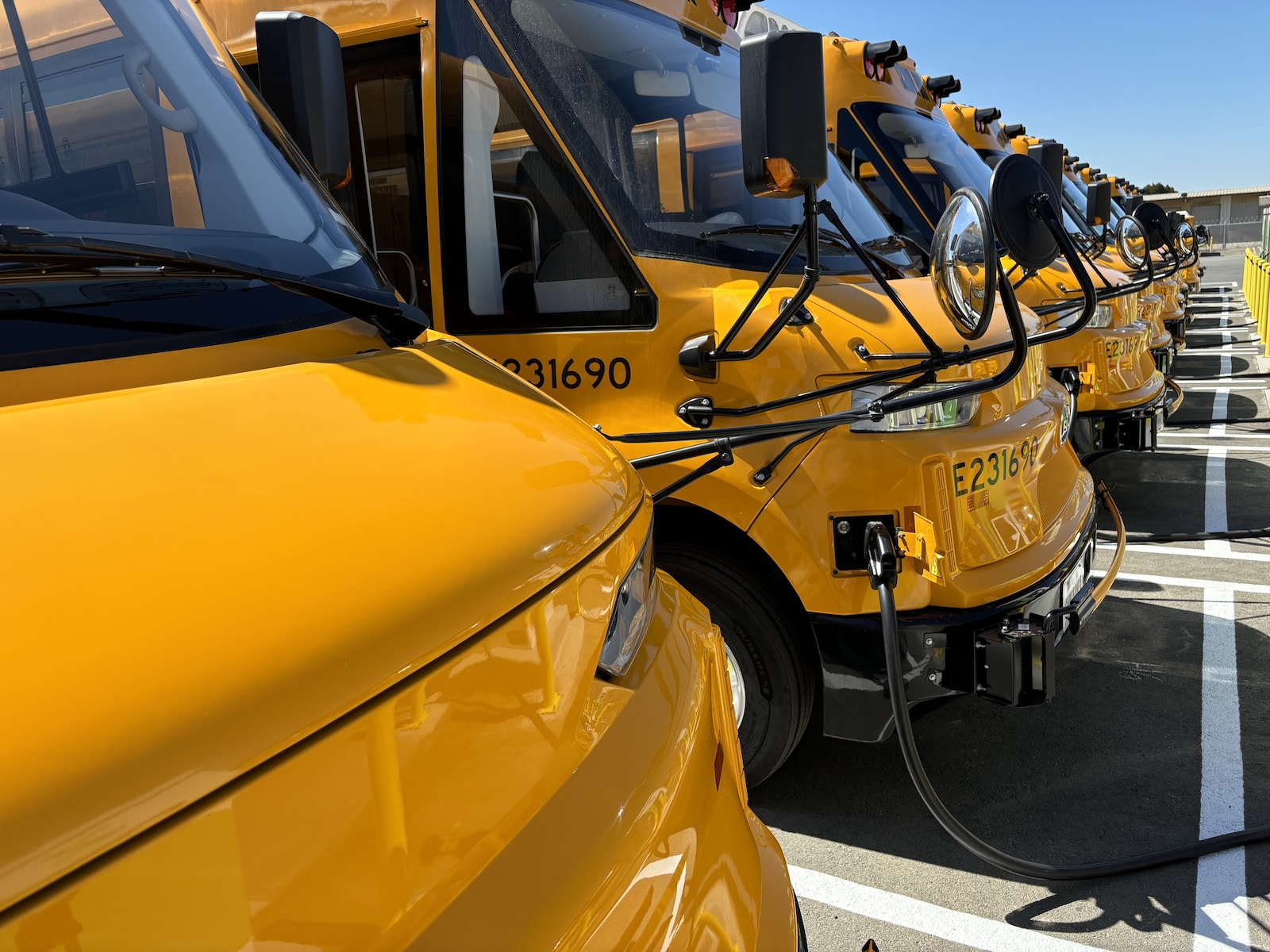 Oakland’s new school buses don’t just reduce pollution — they double as ...